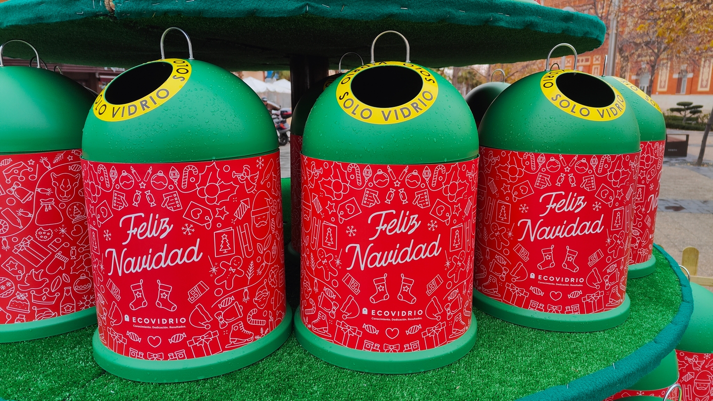 Un gran árbol de Navidad de miniglús conciencia sobre la importancia de ...